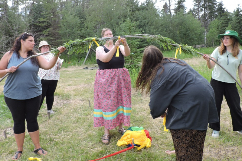Land-based course weaves Indigenous perspectives with plant science ...